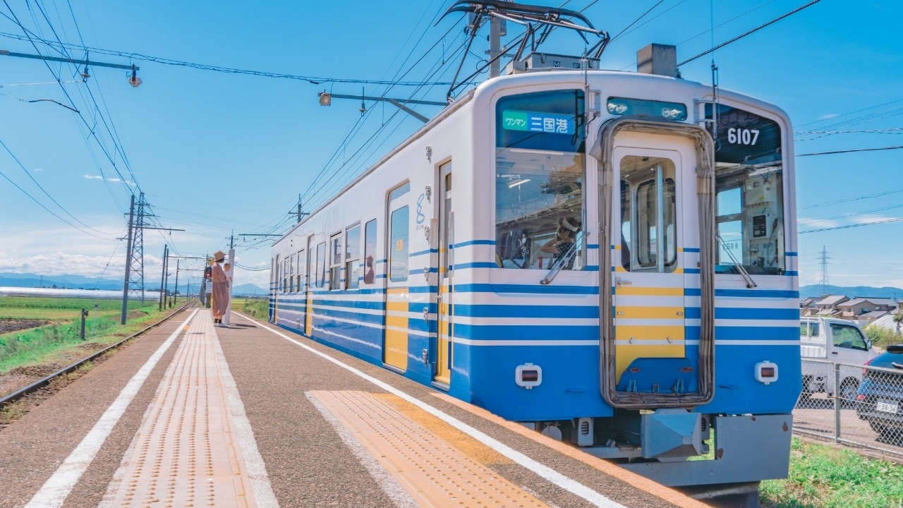 宛如走進新海誠動畫中！日本攝影師 Akine Coco 將春日櫻花、火車平交道等日常街景浪漫呈現 |ShoppingDesign