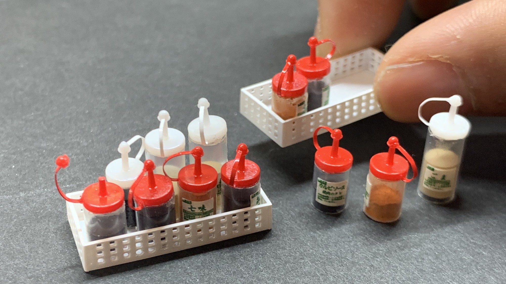 打開插座別有洞天！日本袖珍模型達人 Mozu 手作微縮房間、湯屋、地鐵等，逼真還原日常場景 |ShoppingDesign