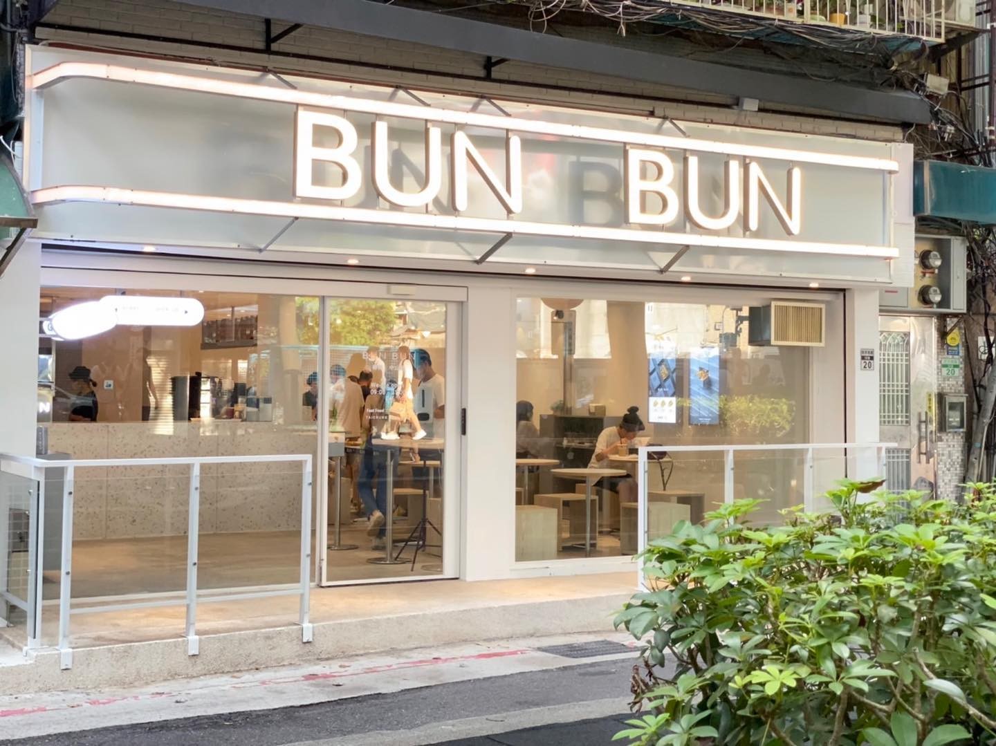 台北中山站新早午餐店「 BUN BUN」！以第三空間為概念打造純白店裝，油條麻辣豬熱狗堡必嚐 |ShoppingDesign
